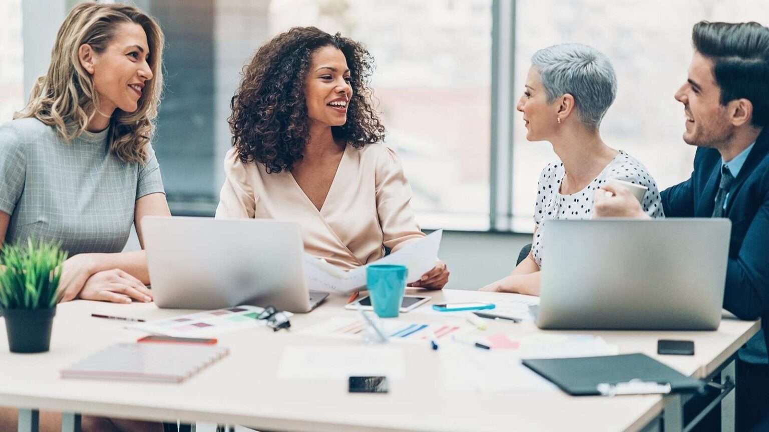 Servant leadership vs traditional leadership, difference, pros and cons ...